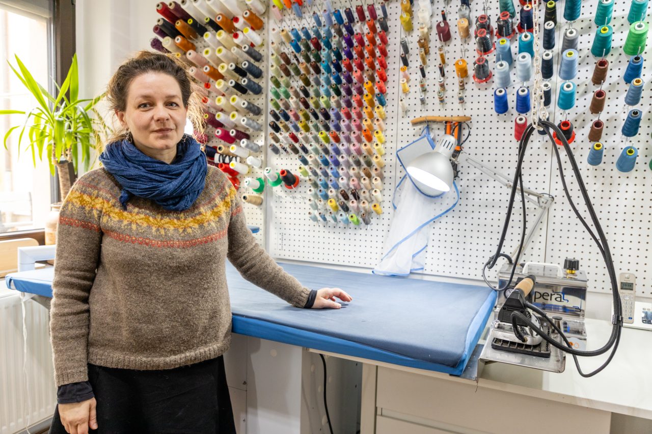 Modemacherin Wenke Müller strickt an ihrem geförderten Meisterabschluss ...