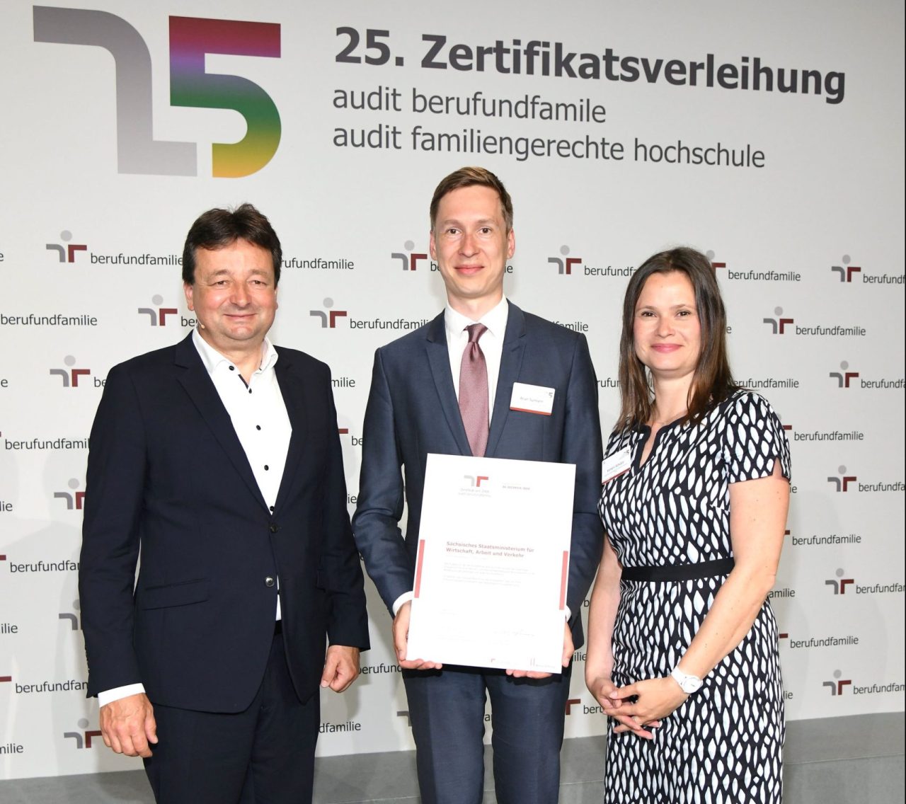 Mit gutem Beispiel voran – Wirtschaftsministerium verteidigt Prädikat ...