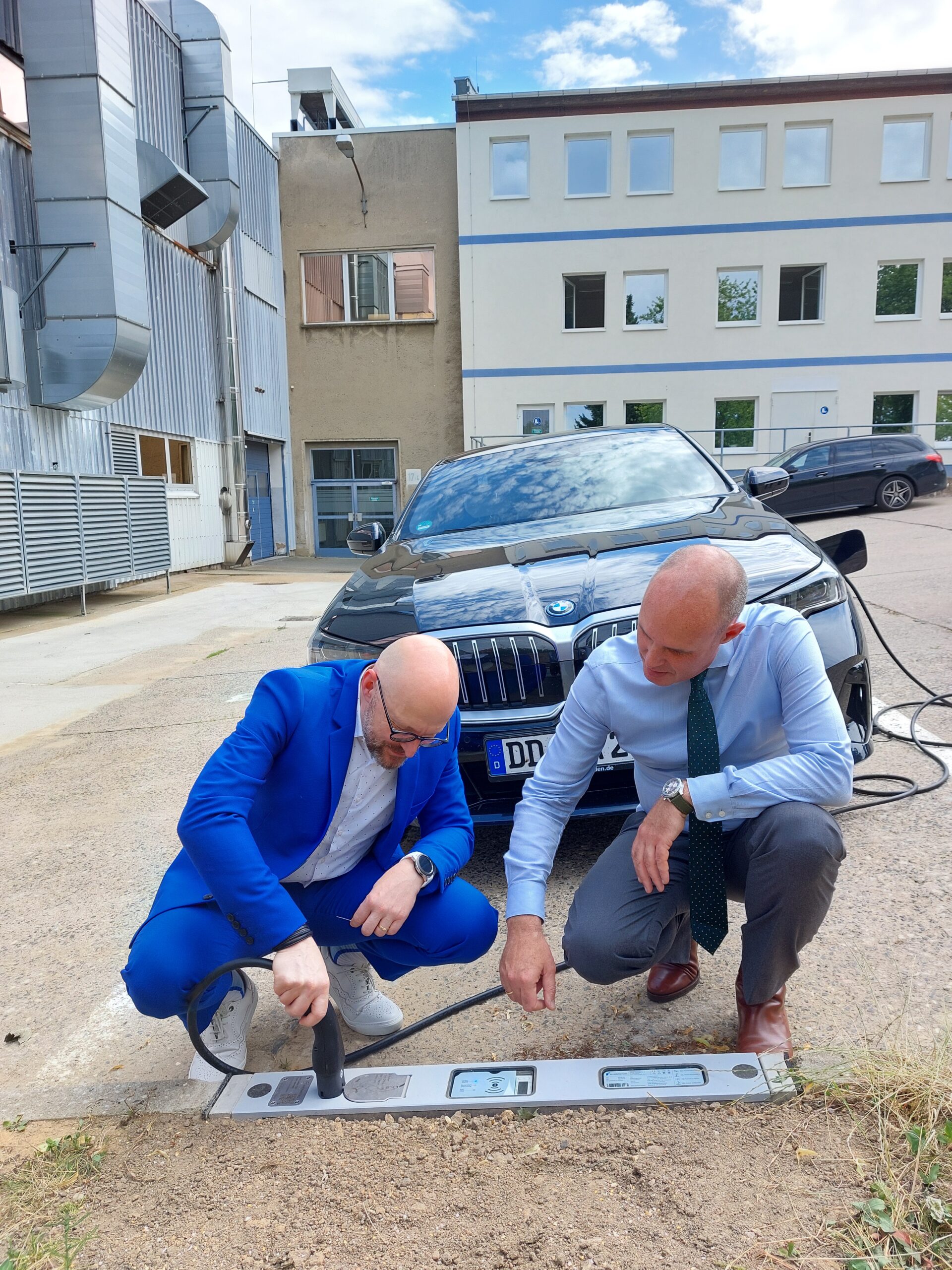 Strahlende Gesichter in Hartha: Sachsen fördert Automobilzulieferer ...